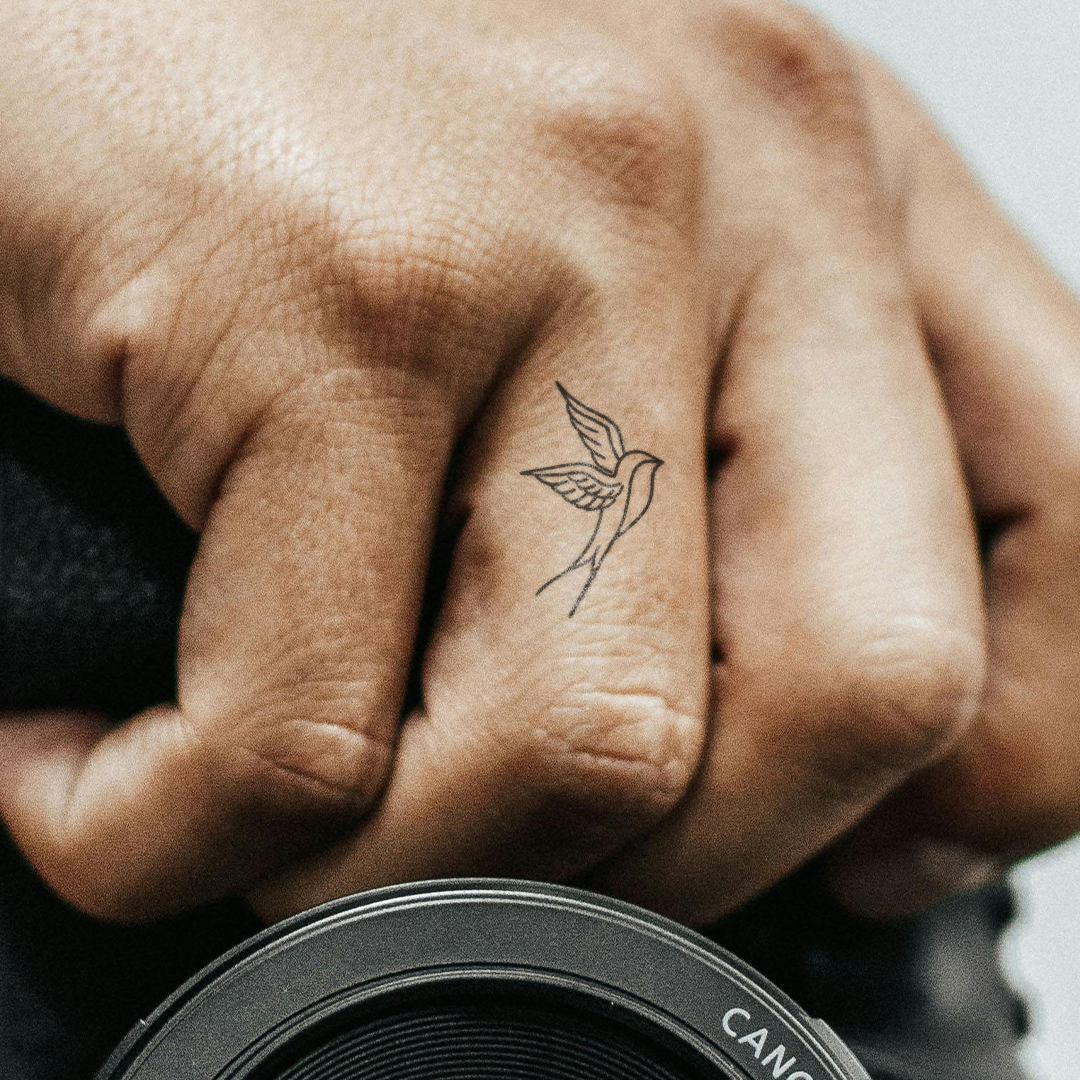 Tatouage Hirondelle Minimaliste